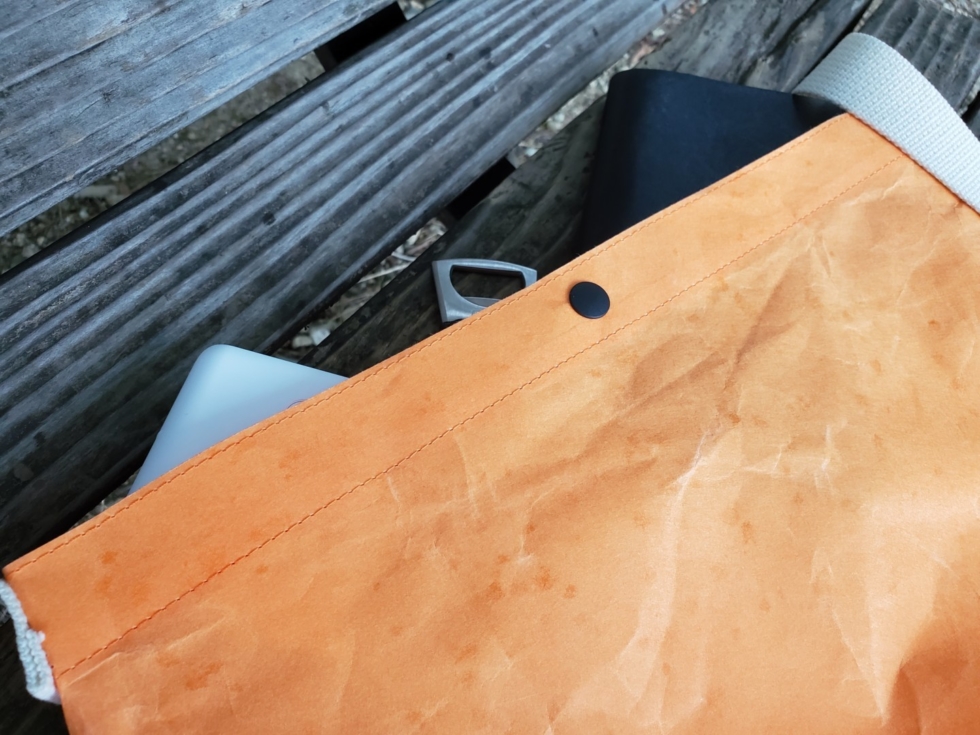 「RAINS Backpack Mini」レビュー。レインウェアブランドが作ったバックパック｜Colorful Clip